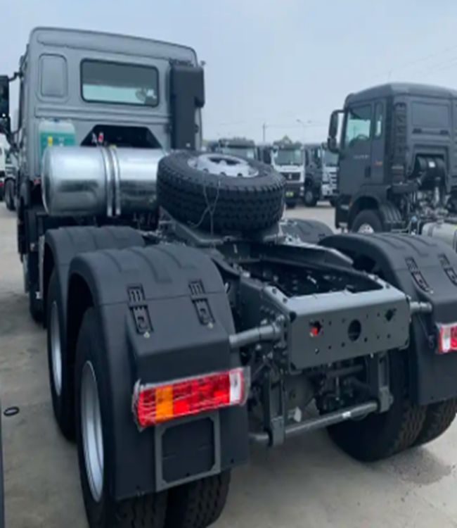 SINOTRUK HOWO 4x2 6x4 Heavy Truck Tractor Customizable Colors For Bulk ...